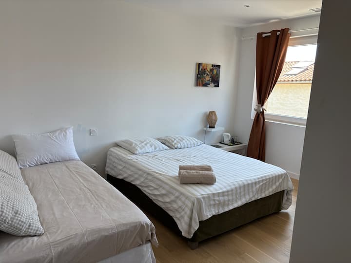 Chambre Clim Avec Sdb Partagée, Bureau, Tv, Maison - Neuville-sur-Saône