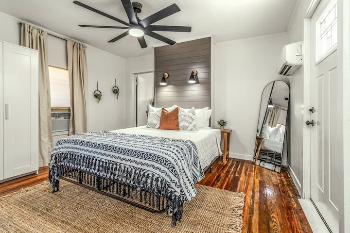 P'cola At Nightfall. 1 Bed 1 Bath Cottage - Pensacola, FL