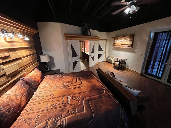 Country, Cows & Egyptian Suite (Ground Floor) - Denton, TX