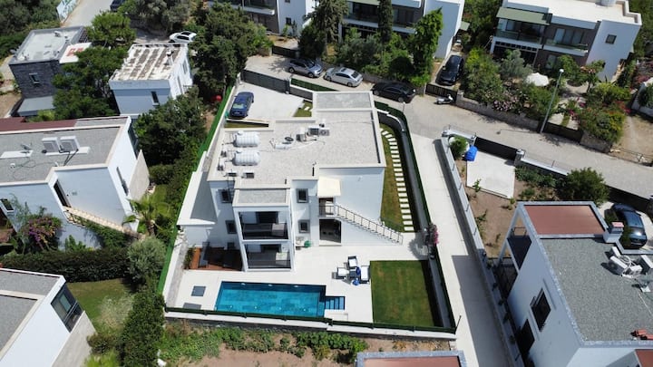 Gümüşlük'te Havuzlu Lüks Daire - Turgutreis