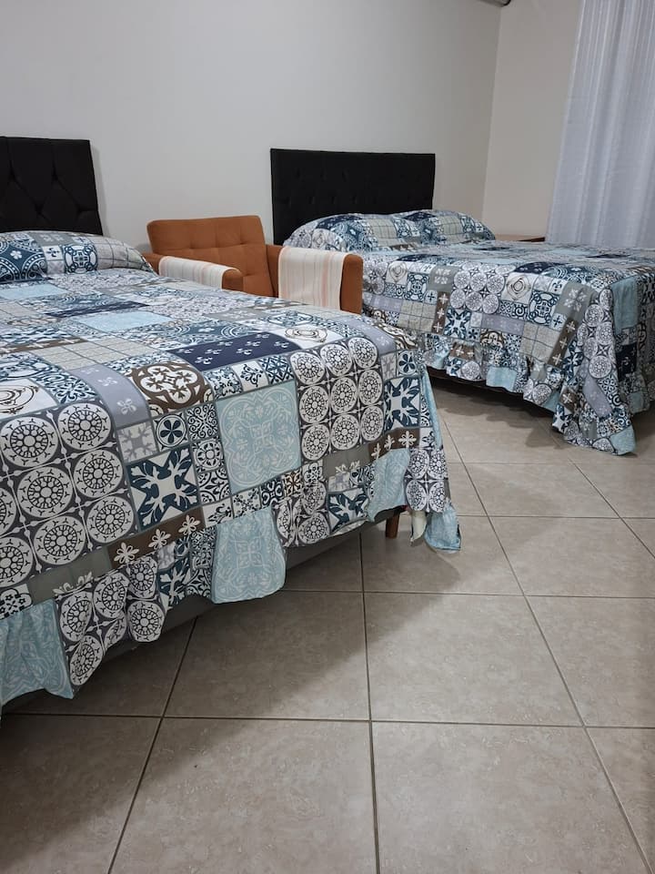 Quarto Estilo Europeu Duas Camas De Casal - São José dos Pinhais