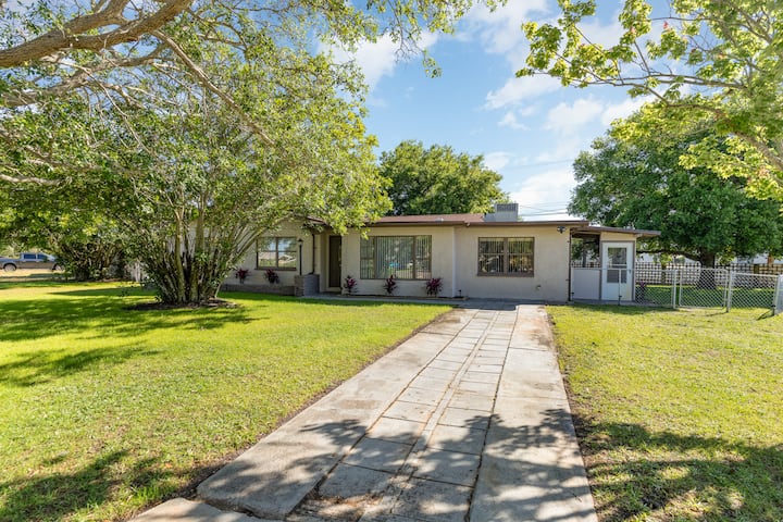Close To The Melbourne Airport ~ 3 Bdrms 2 Baths. - Melbourne, FL
