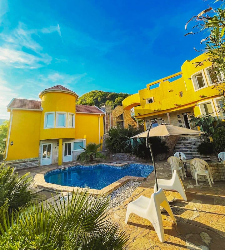 Yellow Villa With A Sea View - Budva