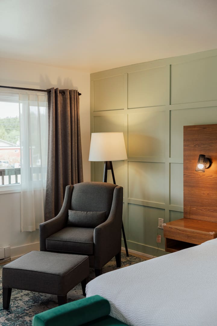 Deluxe King With Kitchenette - Ucluelet