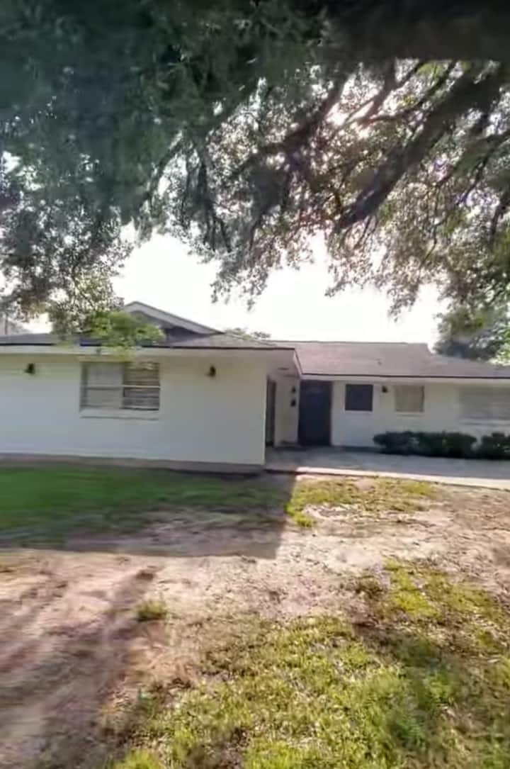 Lake Charles Spacious House - Lake Charles, LA