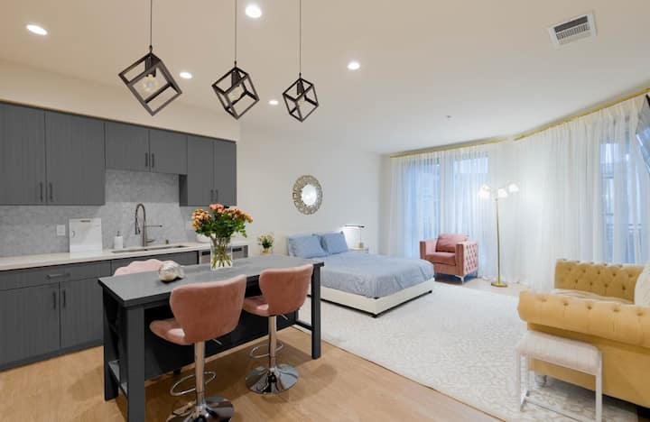 Chic Condo Near Irvine Spectrum - Aliso Viejo, CA