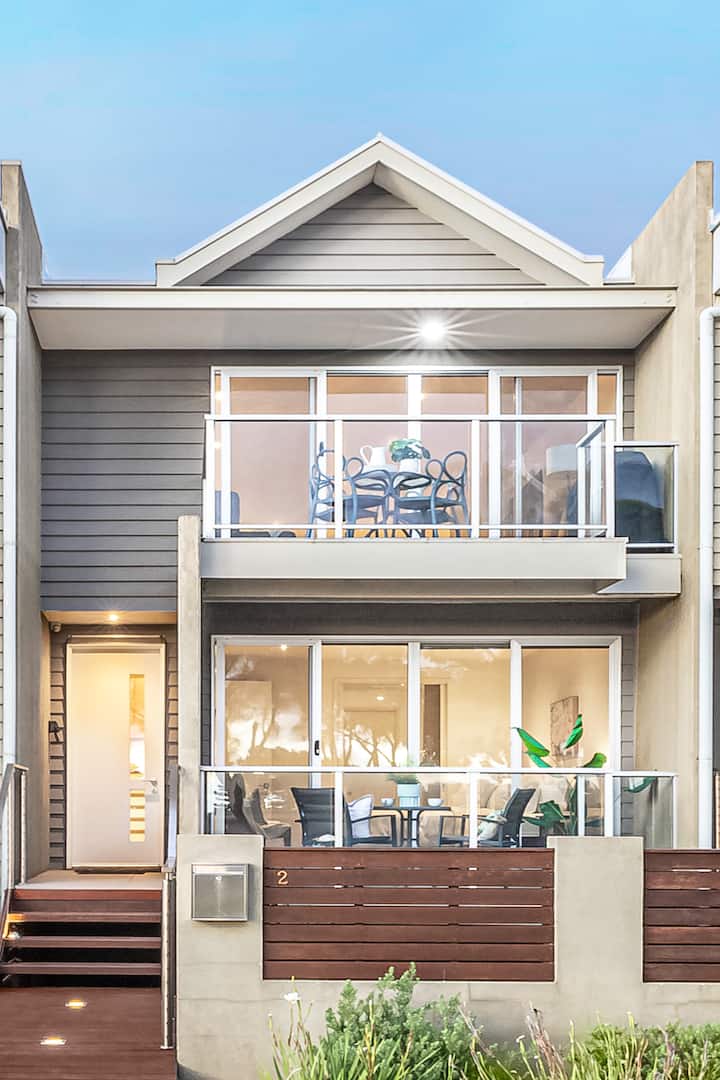 Flagstaff Shores - Central Ocean Front Apartment - 華南埠