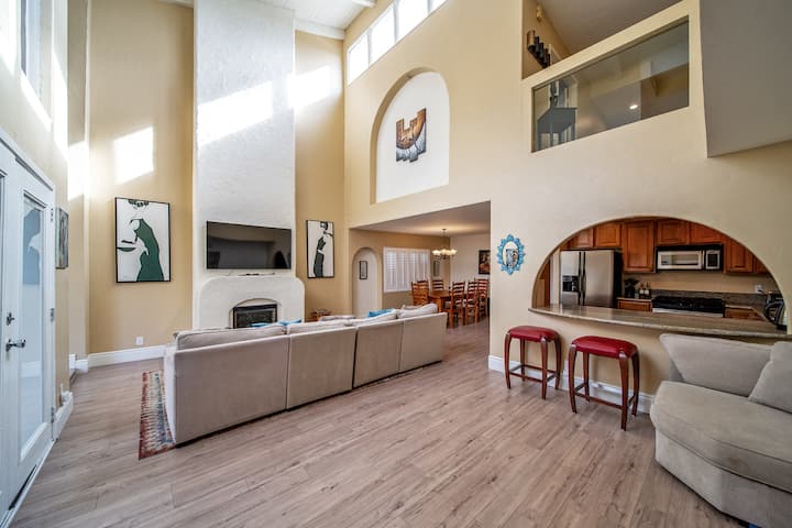Pet-friendly Gem Near Beach With Private Patio - Newport Beach, CA