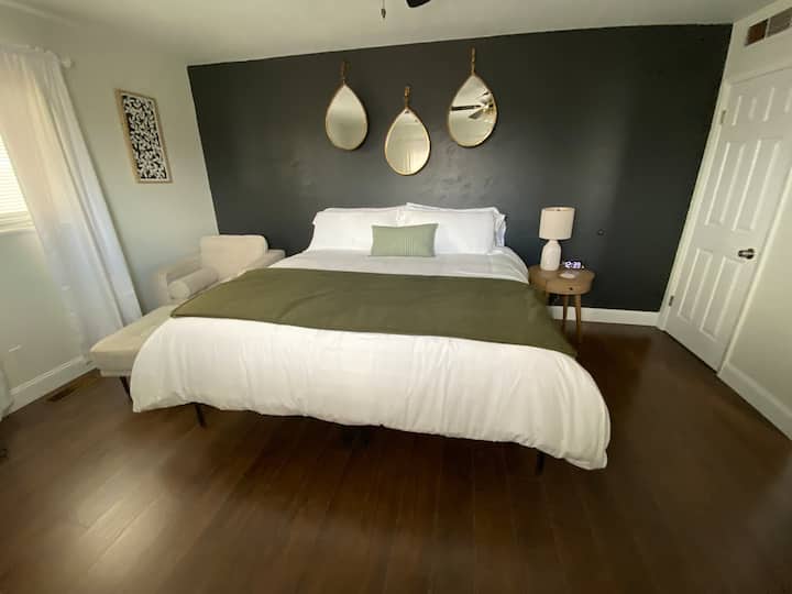 Mid-century Modern Guest Suite (Private Entrance) - Farmington, NM
