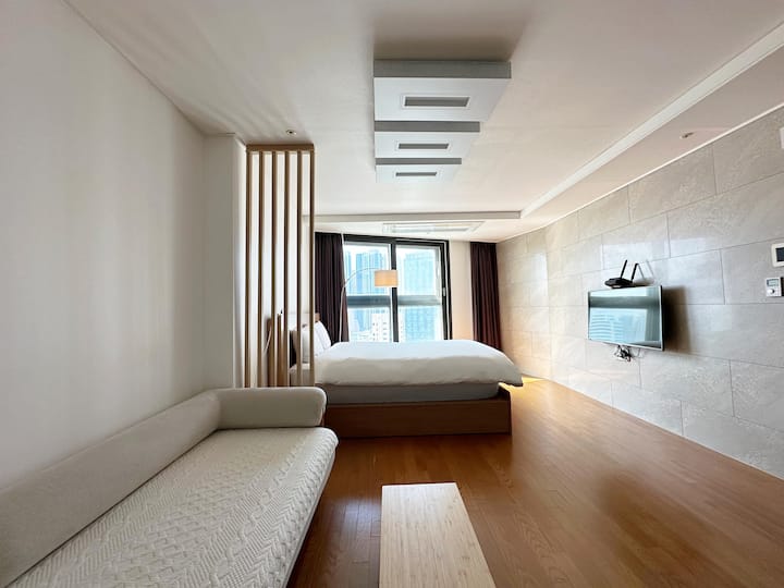 Tender • • #엘시티와해변1분#넷플릭스#청결한방#더베이101#영화의거리#구남로 - Busan