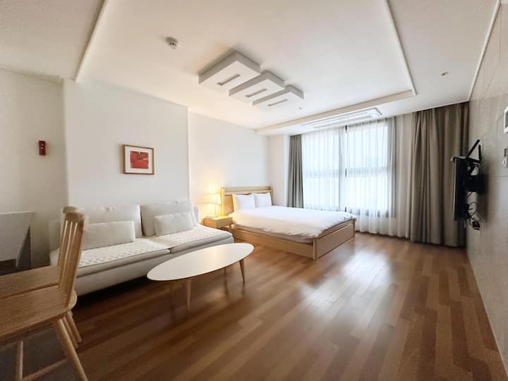 Fuzzy • • #엘시티와해변1분#넷플릭스#청결한방#더베이101#영화의거리#구남로 - Busan