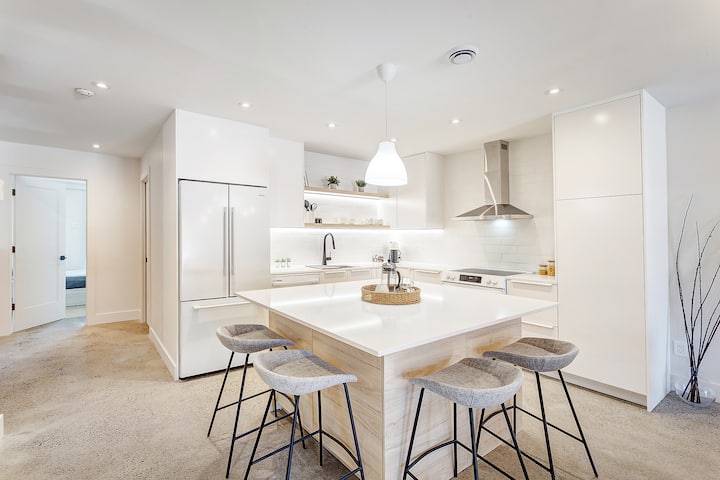 Top Location! 4 Bed Condo Renovated - Montréal, QC
