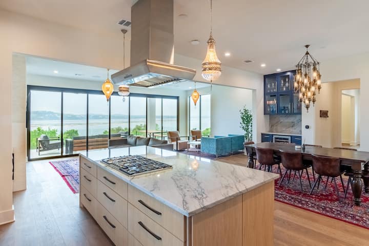Views, Luxury & Classical Vibes! - Austin, TX