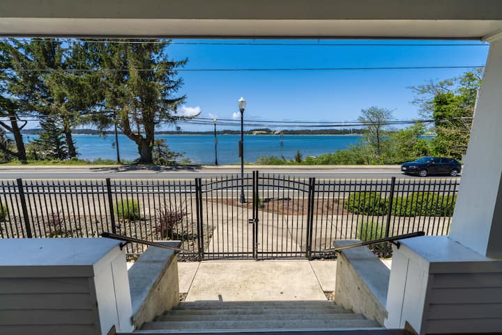The Blue House By The Bay - Coos Bay, OR