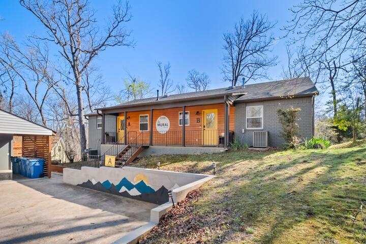 Mural House Lodge: North Bville & Private Hot Tubs - Rogers, AR