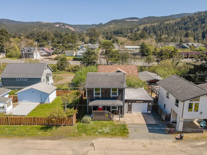 Steps To Beach! Pool Table & Grill. Sleeps 8+3kids - Rockaway Beach, OR