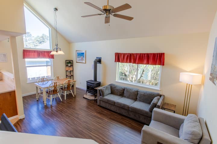 Steps To Beach! Pool Table & Grill. Sleeps 8+3kids - Rockaway Beach, OR