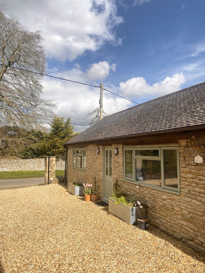 Gorgeous Cotswold Cottage In Luckington - 테트버리