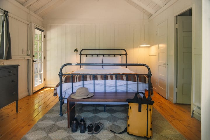 Historic Bungalow Qn Kitchenette - Johnson's Beach - Guerneville, CA