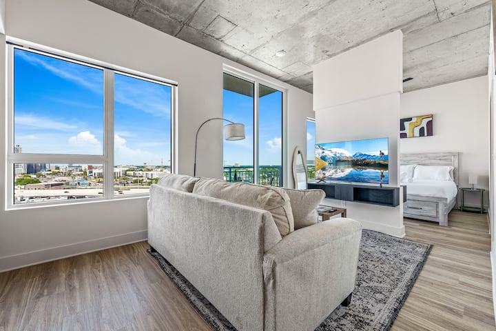 Channelside High Rise | Perfect For Remote Work! - Tampa, FL