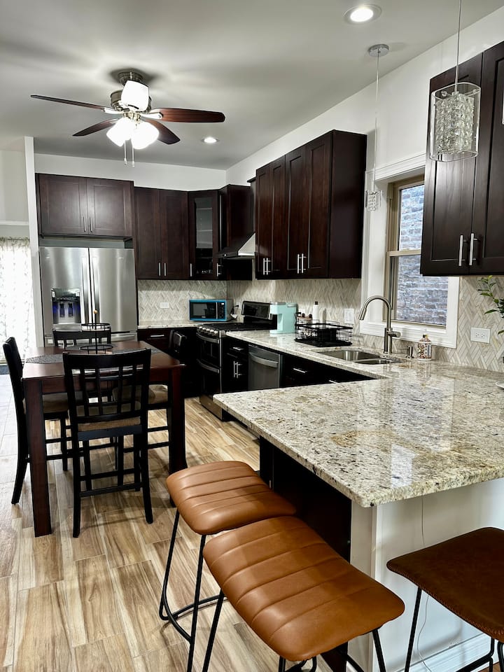 Floresitas Oasis, Your Home In Chicago - Chicago, IL