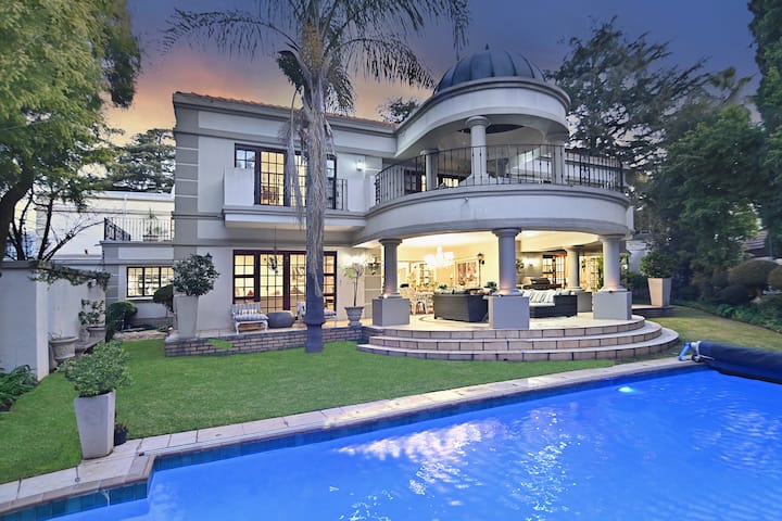 Luxury Hyde Park 5 Bedroom Home - Walk To Mall - South Africa