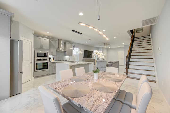 Luxury Private Townhome • Sleeps 11 • Central - Houston, TX