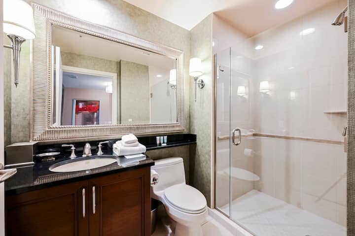 E37d1* 1bd/2ba Ph Floor/balcony/pool/full Kitchen - Las Vegas, NV