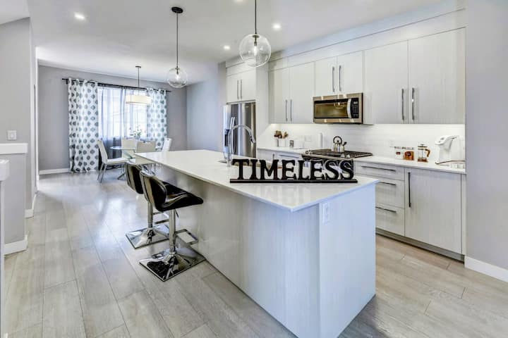 Chic Retreat, Sleeps 8| A/c, Near Yyc & Dt. - Chestermere