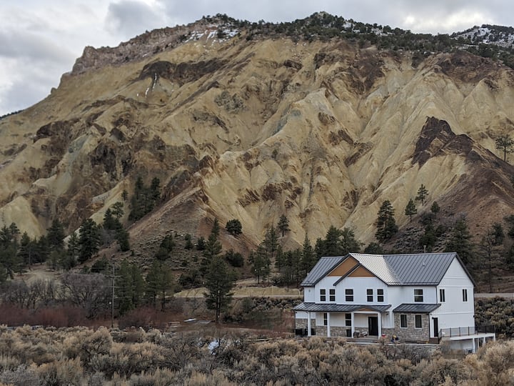 Spacious Lodge Viewing The Big Rock Candy Mountain - Fremont Indian State Park and Museum, Sevier