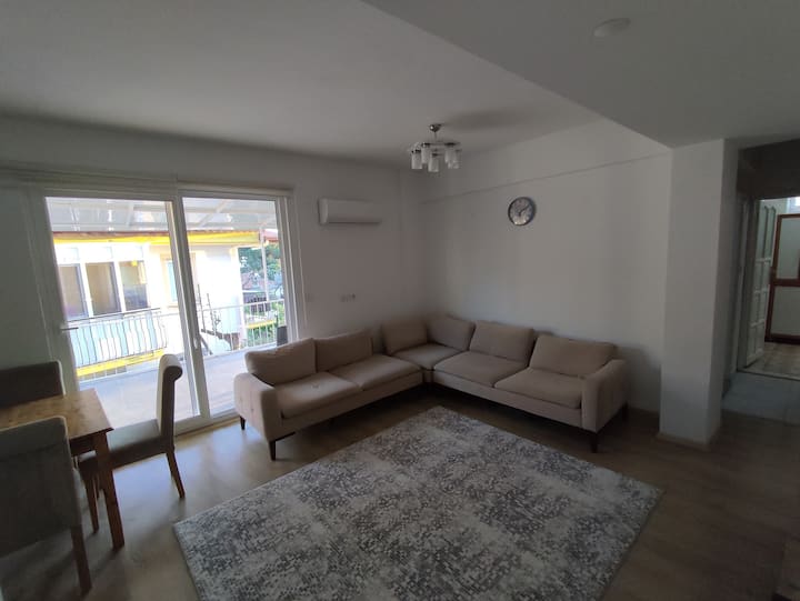 Geniş Balkonlu Full Eşyalı 1+1 Daire - Çalış Beach