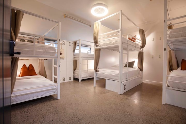 Cairns Crew - 8 Beds, Private Space - Cairns