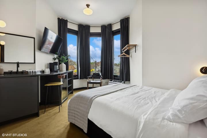 Logan Square Hotel Room 202 - Chicago, IL