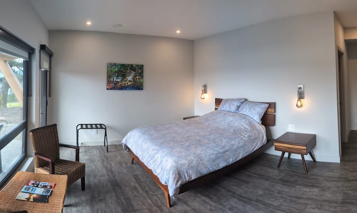 Above The Narrows Bed & Breakfast: Garry Oak Room - Galiano Island
