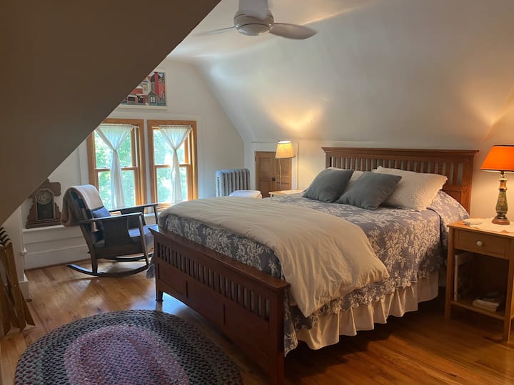 Gable House B&b: Helen - Queen Room W Private Bath - Durango, CO