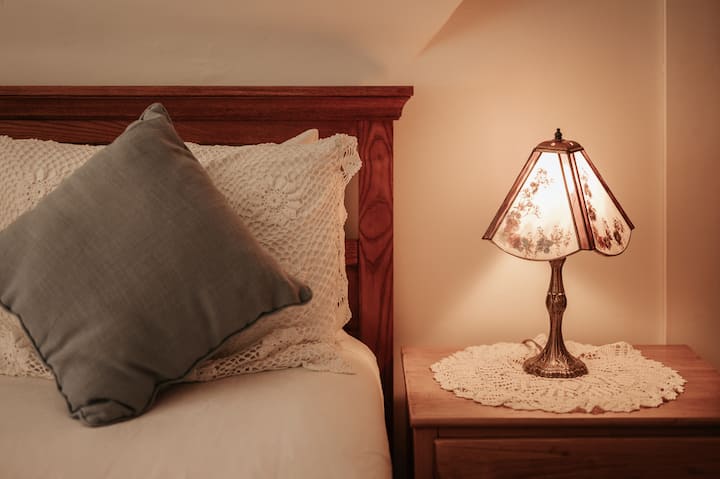 Gable House B&b: Helen - Queen Room W Private Bath - Durango, CO