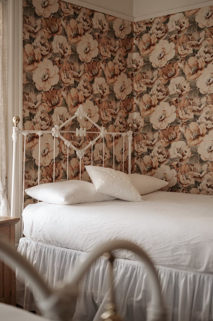 Gable House B&b: Ruth & Jewell-dbl Q W Shared Bath - Durango, CO