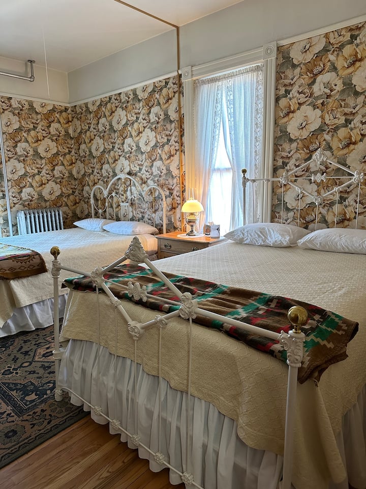 Gable House B&b: Ruth & Jewell-dbl Q W Shared Bath - Durango, CO