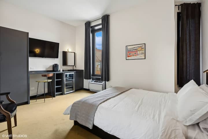Logan Square Hotel Room 205 - Chicago, IL