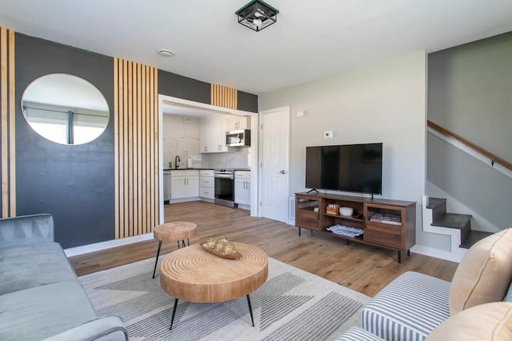 Spacious & Pet Friendly 2 Br Oasis • Near Downtown - Raleigh, NC