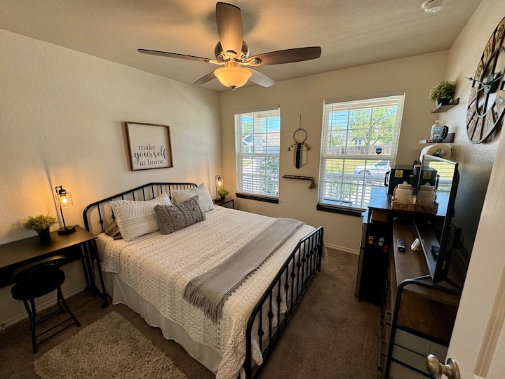 Private Entrance, Room, And Bathroom. Full Privacy - Dove Creek – San Antonio