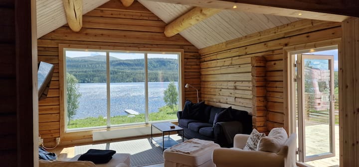 Mysig Timmerstuga Vid Vattnet - Sweden