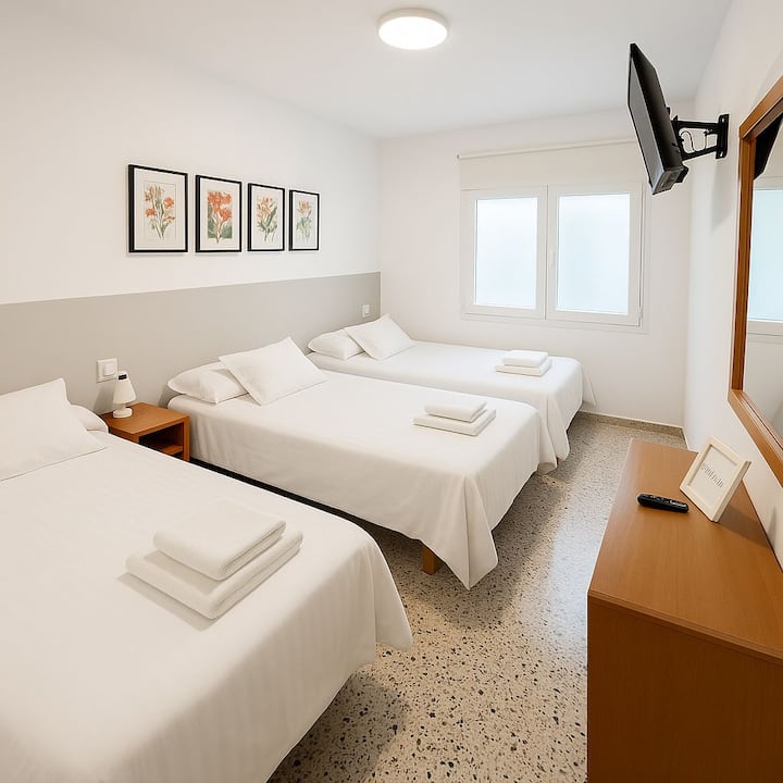 Habitación Triple Hostal Molí De Mar! - Lloret de Mar
