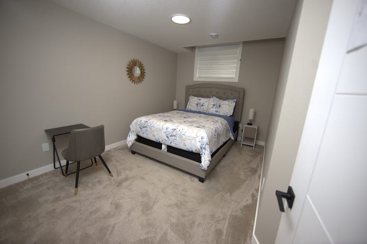 Luxury Spacious 2 Bedroom, 9mins From Yyc Airport - Calgary