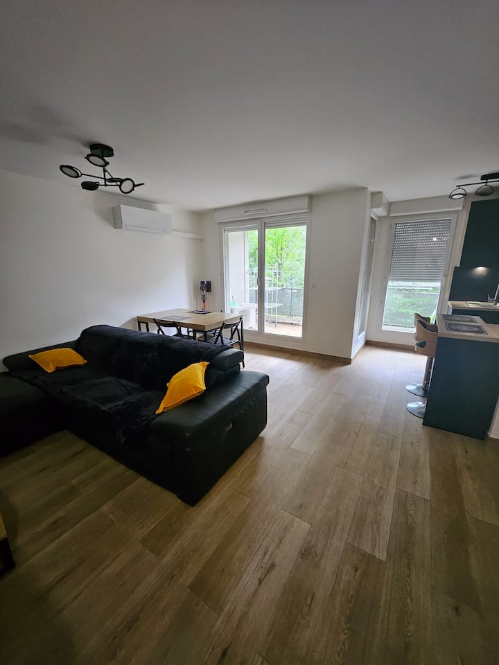 T2 Climatisé, Terrasse, Box – Eurexpo/groupama - ibis Lyon Carre De Soie