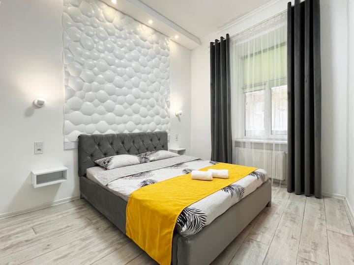 2-кімнатна квартира на пл. Ринок - Lviv