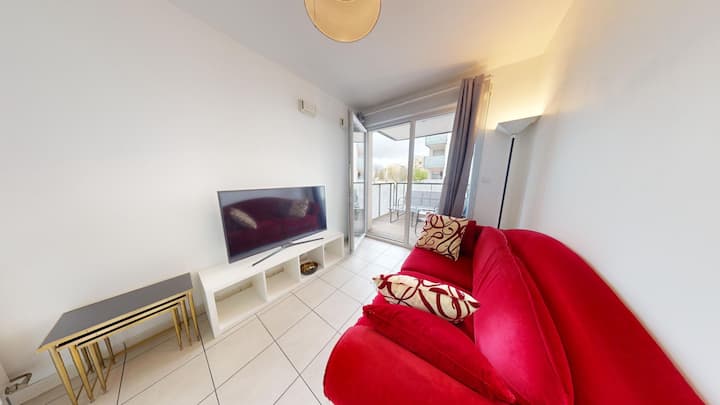 Fleur D'hibiscus | Proche Tram T4 T6 | Appart T3 - Chassieu