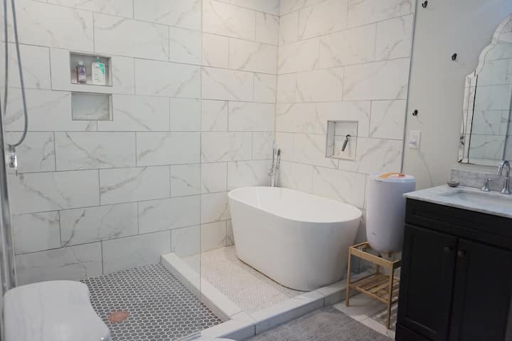 Spacious Downtown Escape | Near Lucas Oil & Fun! - Indianapolis, IN