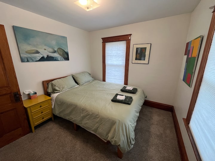 Cozy Downtown Winooski Room- 10 Min To Burlington! - Burlington, VT