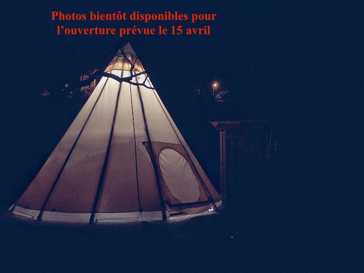 Tipi Au Pied Des Falaises De Roussillon - Roussillon